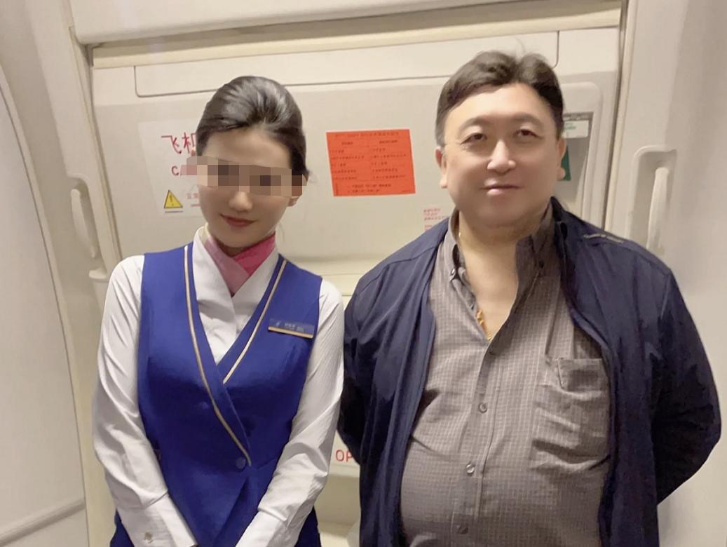 66-year-old Wang Jing took a photo with the beautiful stewardess!The ...