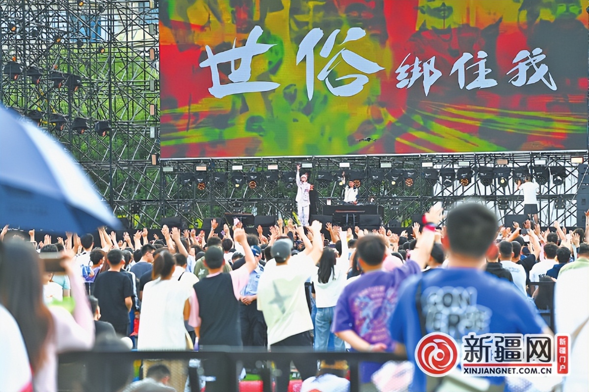 Music is the medium and dance is the medium for Urumqi's summer night ...