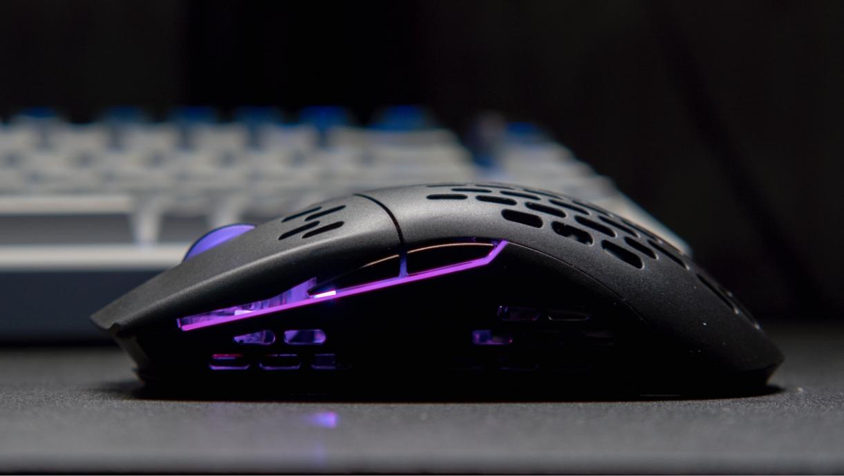 The casing is full of holes, a rare big-handed hole mouse at the price ...