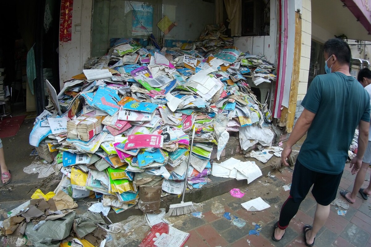 Worry! Many people picked up materials soaked in water. Can the food ...