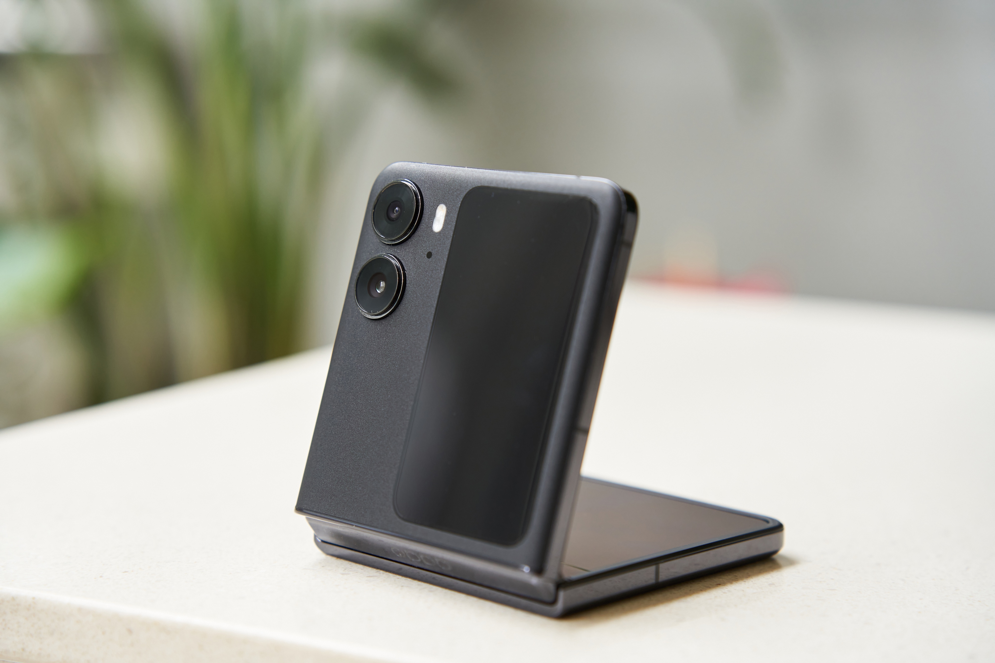 Find N2 Flip's "big external screen" advantage is highlighted, and the ...