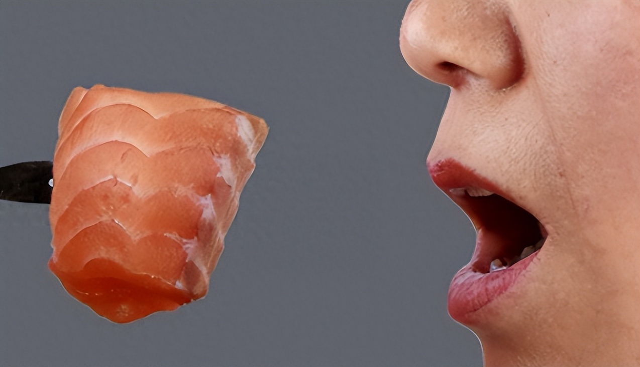 amazing! The "salmon" salvaged from Japanese waters was quickly sent to ...