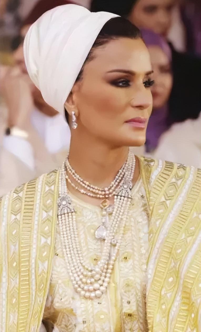 Queen Mother Moza of Qatar: Her aura is equal to that of a queen, her ...