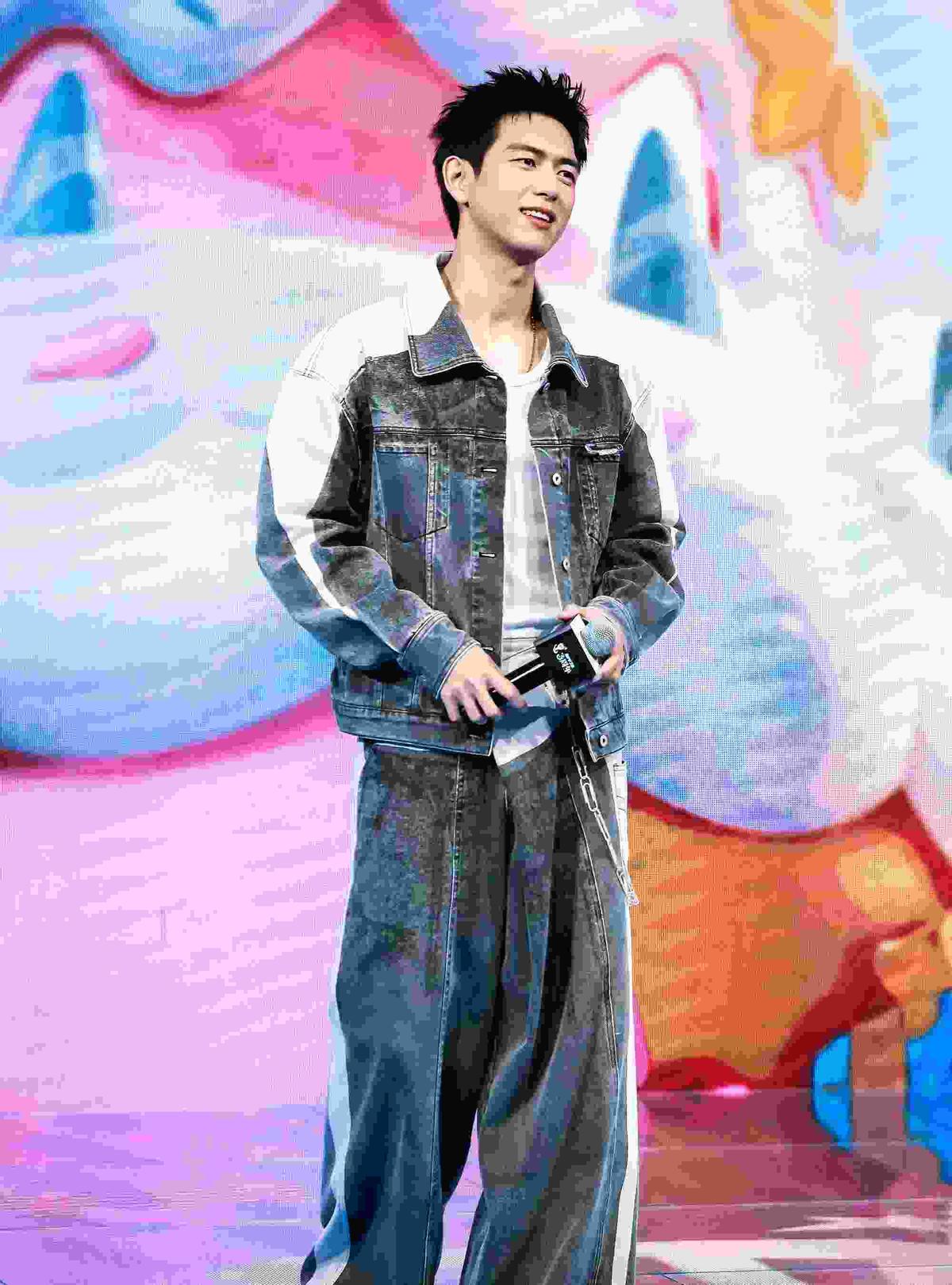 Li Xian's live show is a great gift. The e-sports male god is so ...