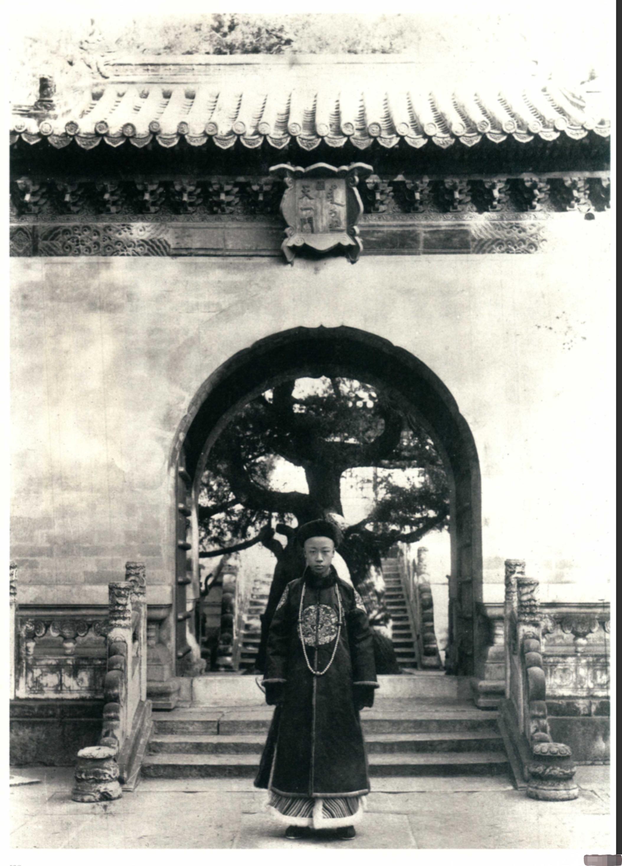 After Puyi was released from prison, he went to visit the eunuch who ...