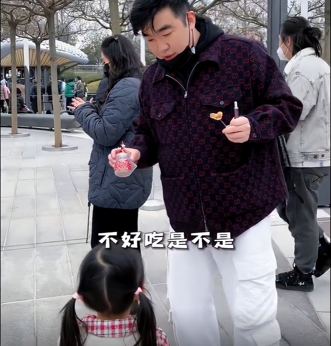 He Wenna's family went to Disneyland, and her daughter was afraid to go ...