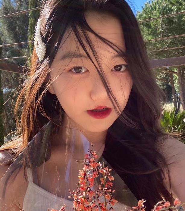 16-year-old Li Yan's vacation photos: wearing suspenders and Faye Wong earrings with her best ...