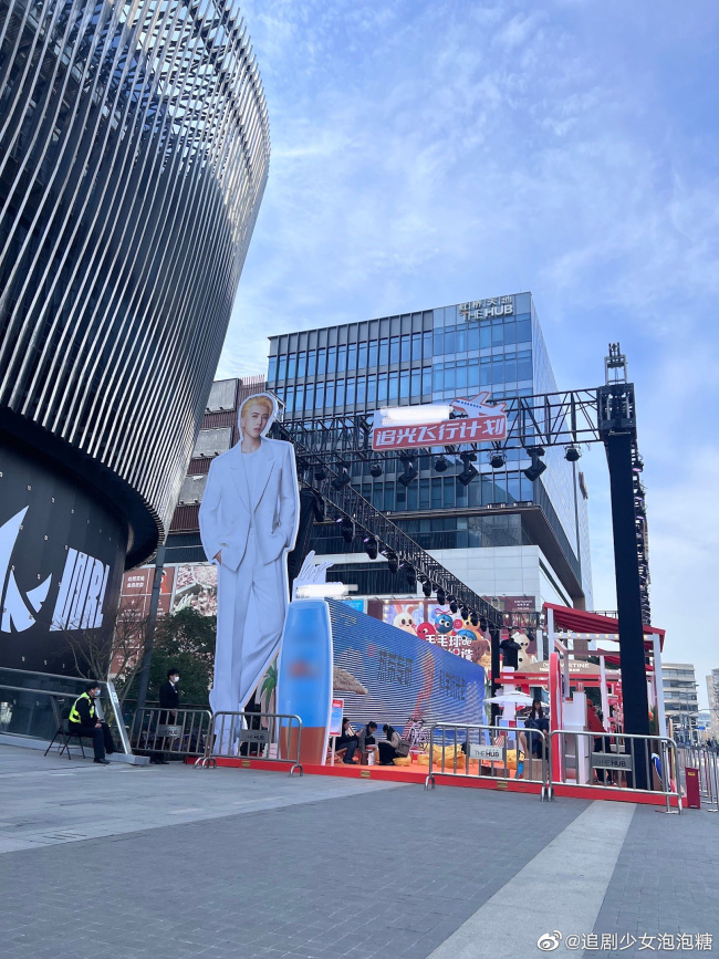 Burst! Cai Xukun's humanoid stand is eight meters high and has a 100% ...