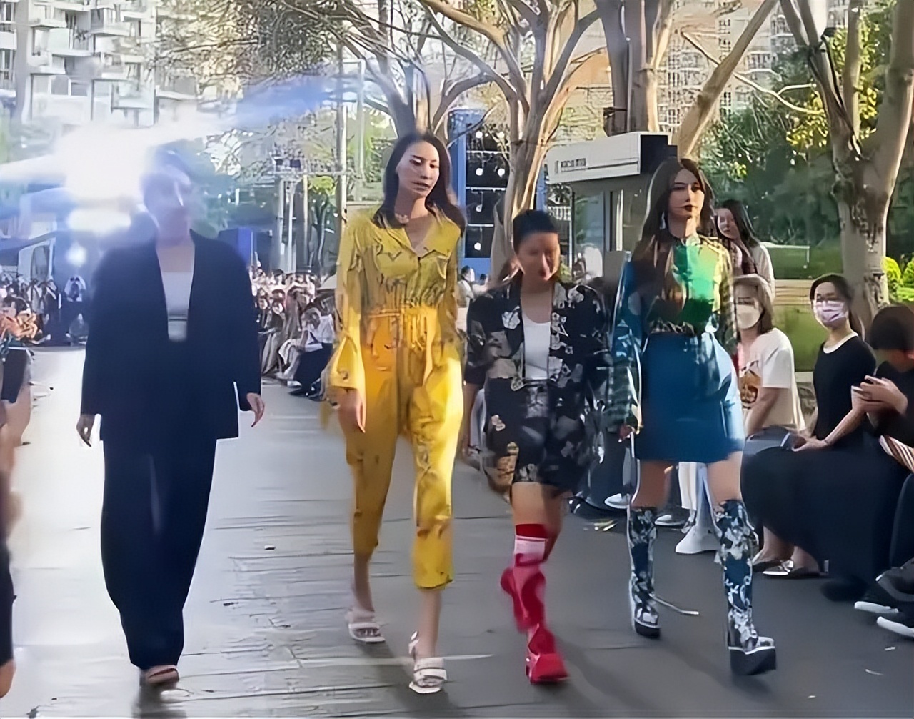 42-year-old Xie Xingfang walks on the street! Showing a good figure of ...