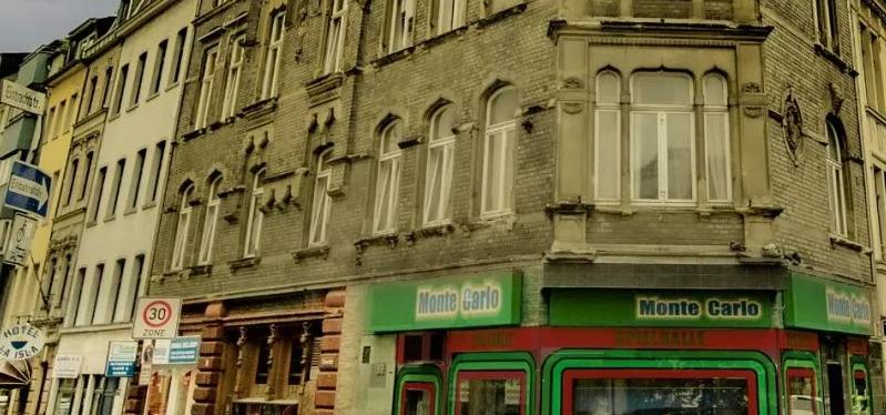 What are the characteristics of the start and end shots of each scene in "Angel Emily"? - iNEWS