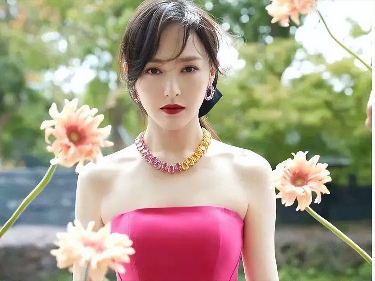 Luo Jin's ex-girlfriend, who looks like Tang Yan, later married a 19-year-old rich man, how is ...