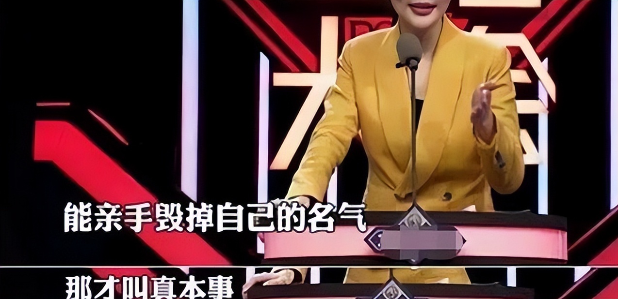 Li Xiaolu danced hotly in front of the bed, and her T-shaped jumpsuit ...