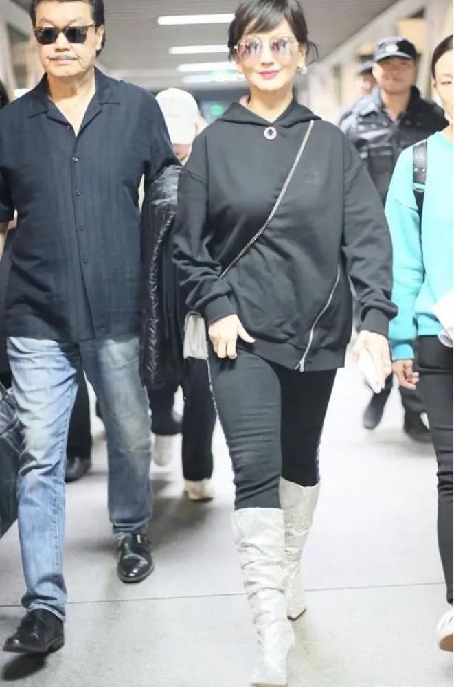 Zhao Yazhi walked to the airport in fitness pants at the age of 65 ...