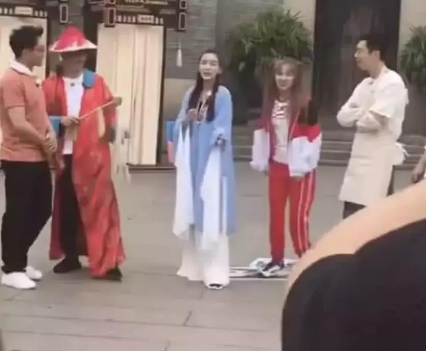 Baby is actually as tall as Song Yuqi? Taking a group photo and ...