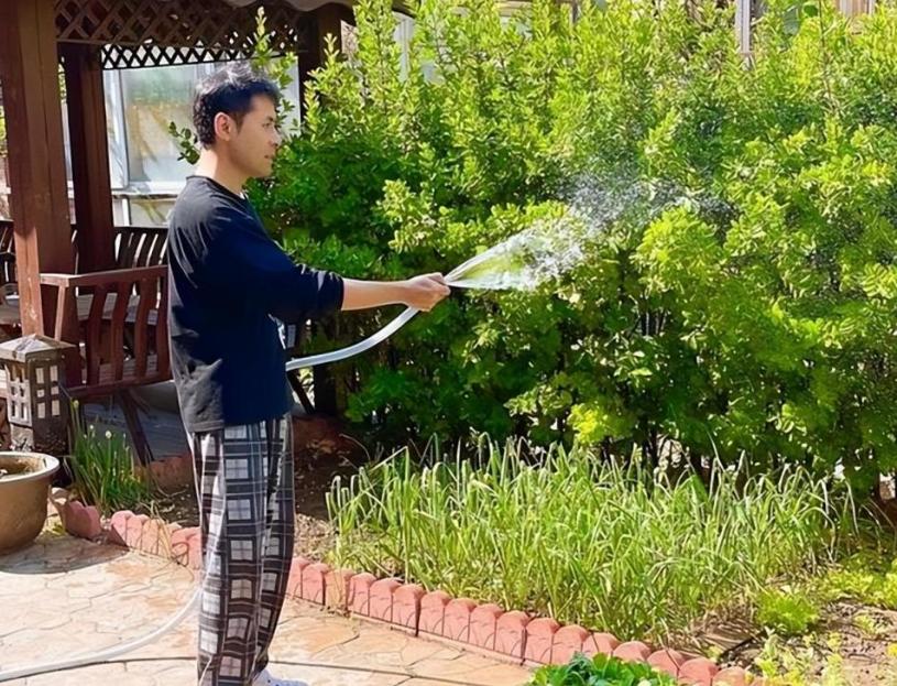 48-year-old Huang Zheng is living like this now. He started out as a ...