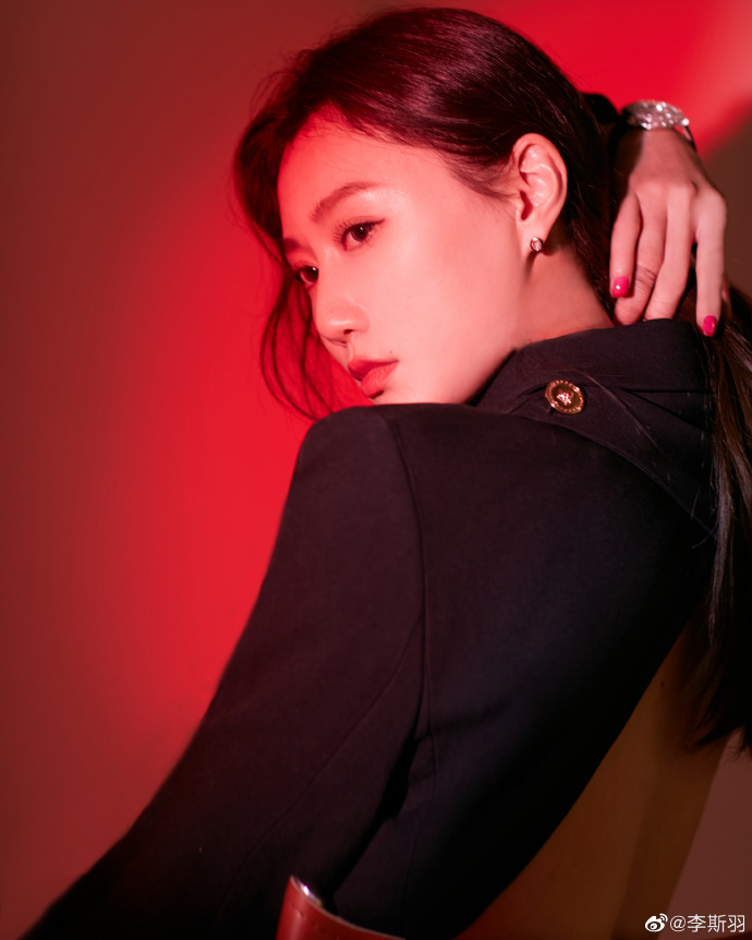 Beauty anchor Li Siyu shows off her beautiful legs in a black dress ...