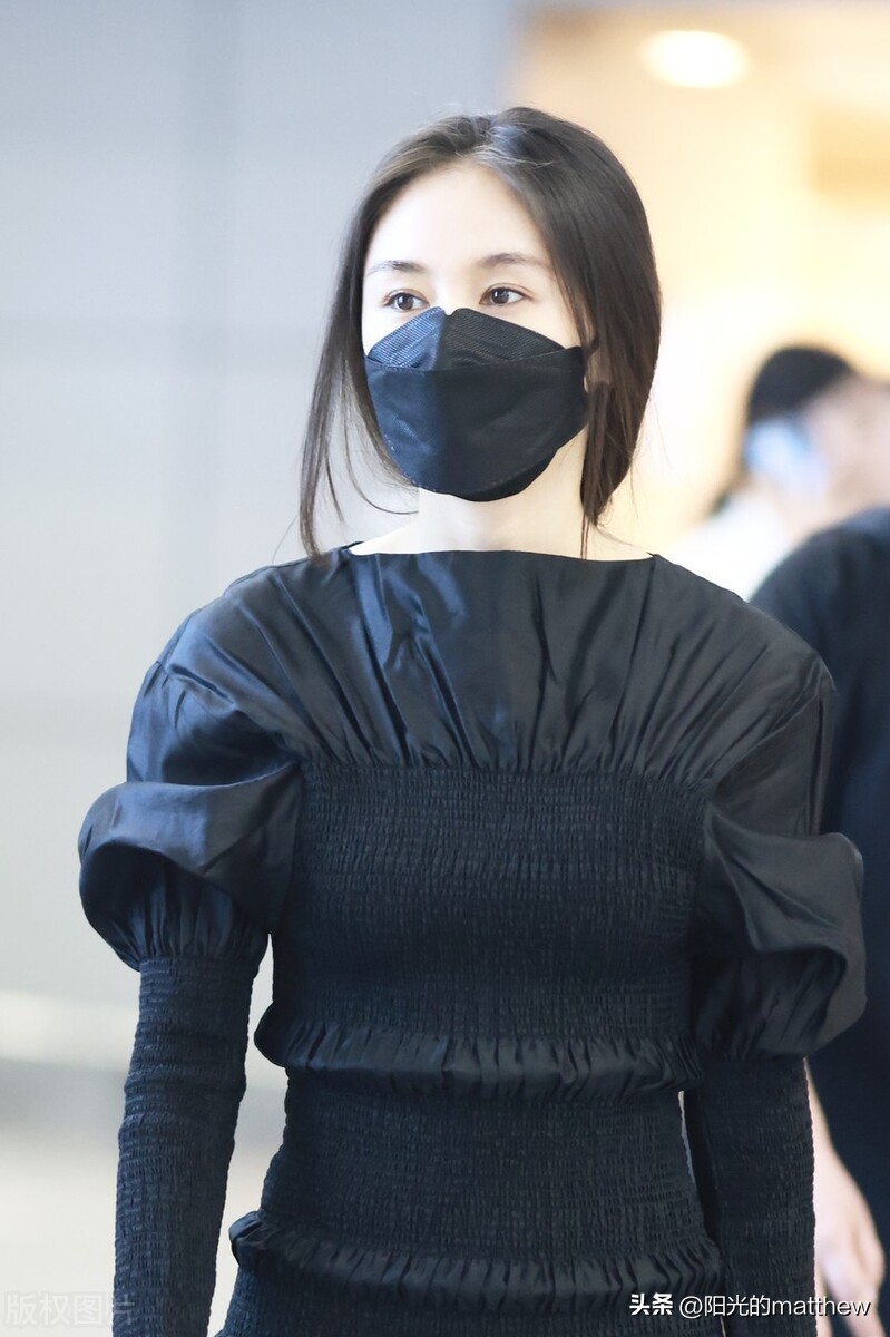 Wang Ziwen appeared at Chengdu Airport wearing a black dress, the pure ...