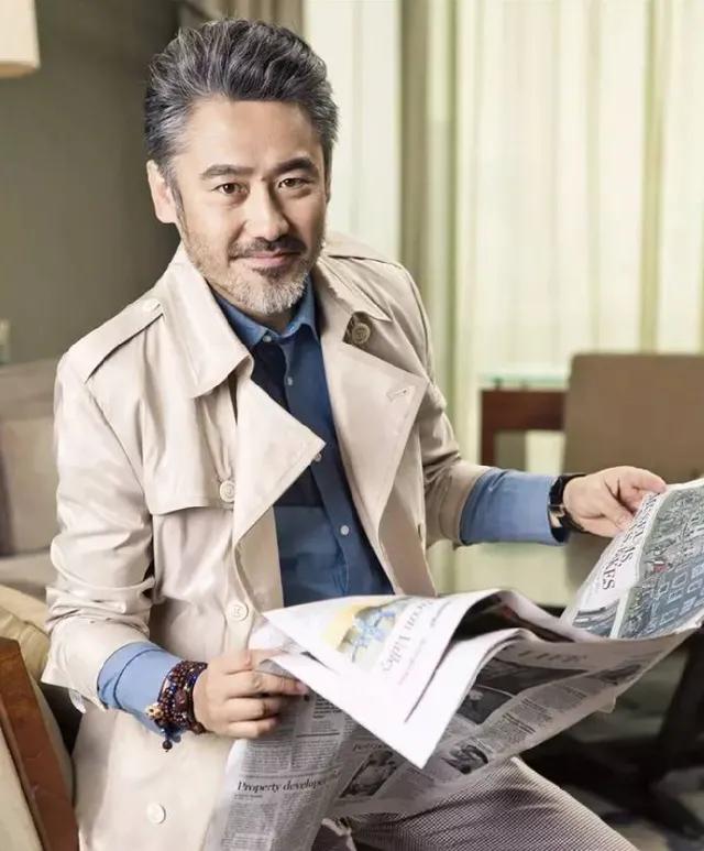 A gentleman in front of a man and a crazy actor in the back - iNEWS