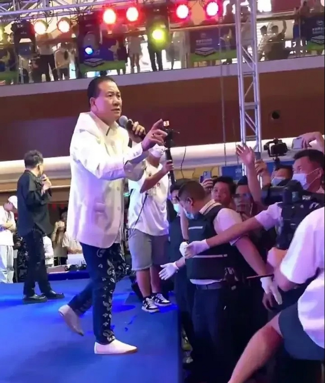 The current situation of seven past artists: picking up rotten leaves ...