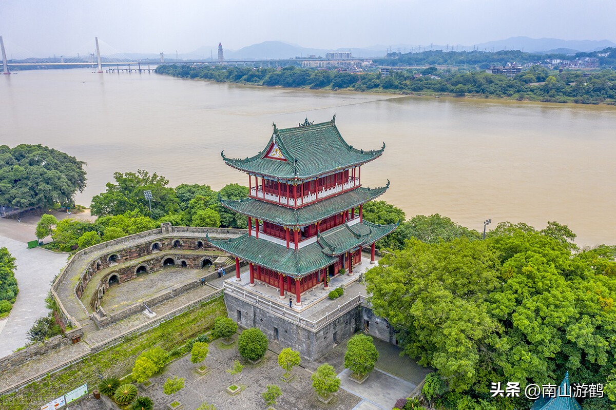 Bodhisattva Man Yue Lianhe goes under the water of West Lake - iNEWS