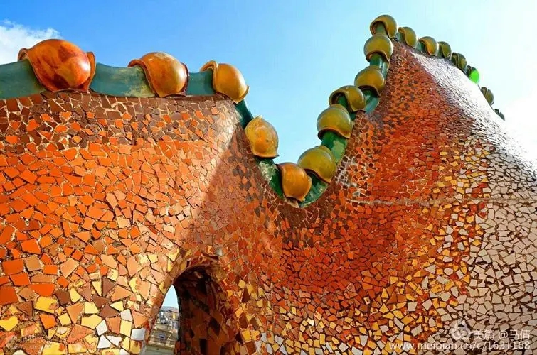 Gaudí architectural style, which contributed to the modernist movement ...