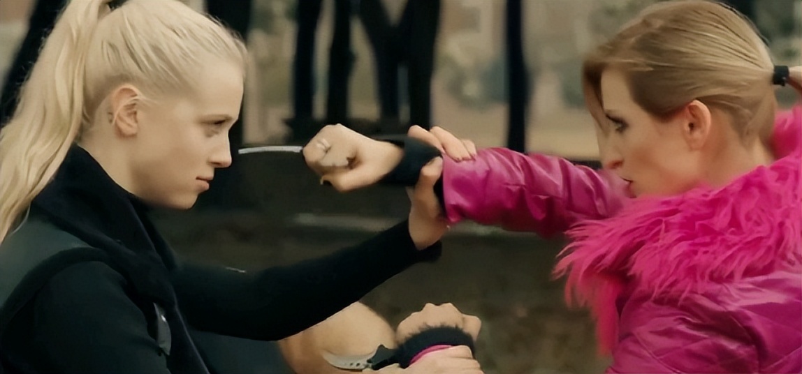 A satirical show about war, "Female Fighter": the entanglement of love ...