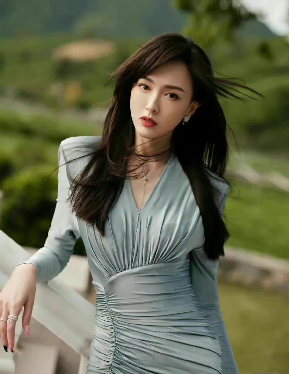 Tang Yan's blue dress is very beautiful - iNEWS