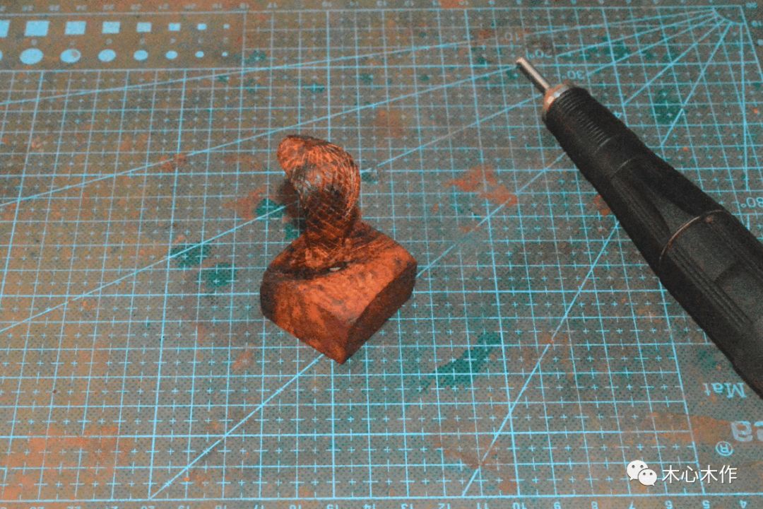 Wood carving snake - iNEWS