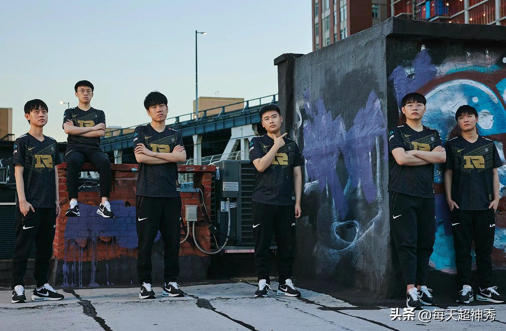 The S12 group stage is about to end, Doinb revealed the training match record, Uzi named ...