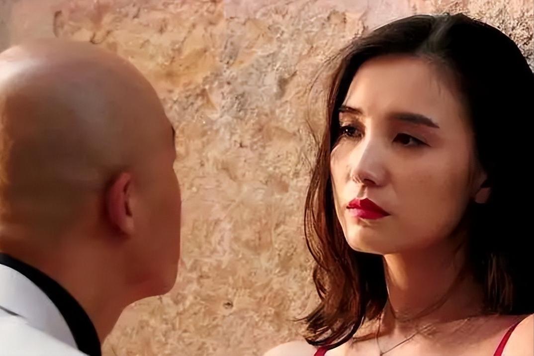 My personal relationship is chaotic, and I take the initiative to sleep with a married director ...