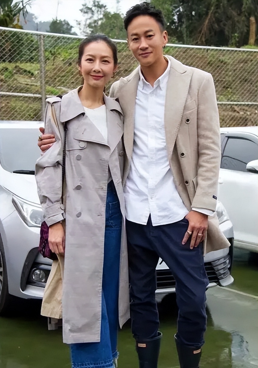 Peter Ho's family portrait exposed! The wife dresses plainly but can't ...