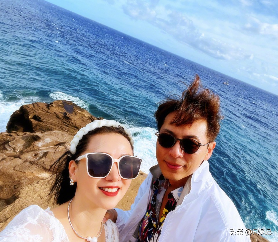 Weng Hong and her husband and daughter had a happy spring outing and ...