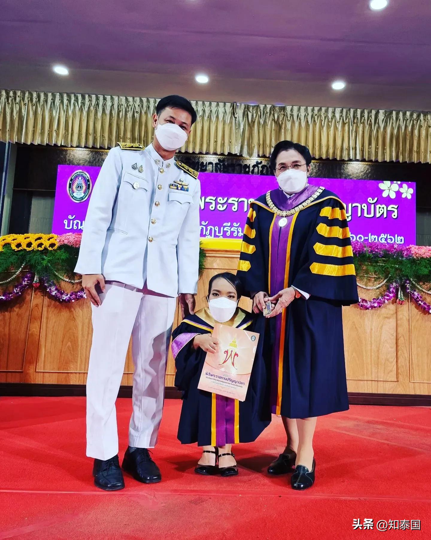 Thai inspirational!Only 92 cm tall, disabled student in Thailand ...