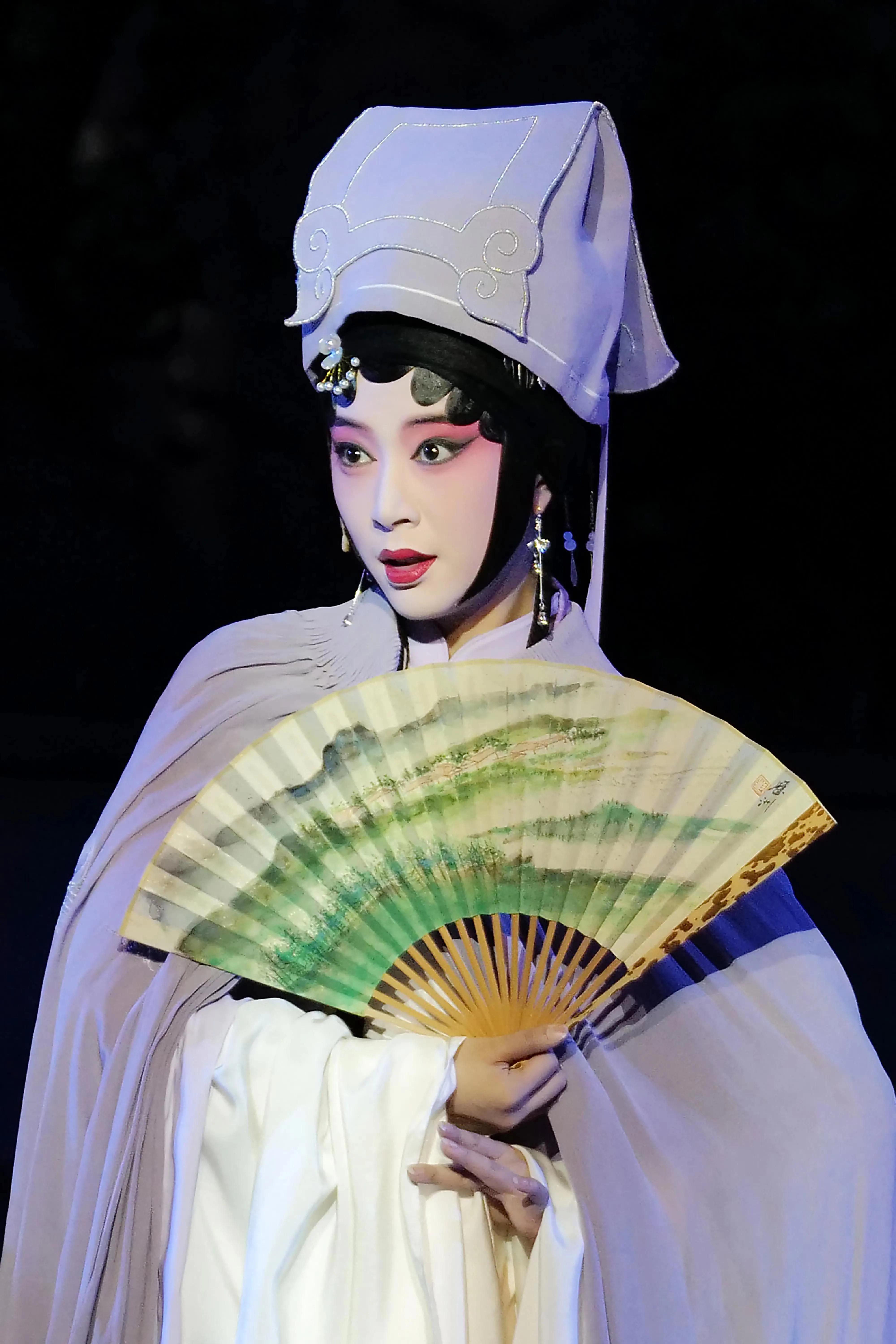 A folding fan awakens the "Oriental Stage Aesthetics" in "Six Chapters ...
