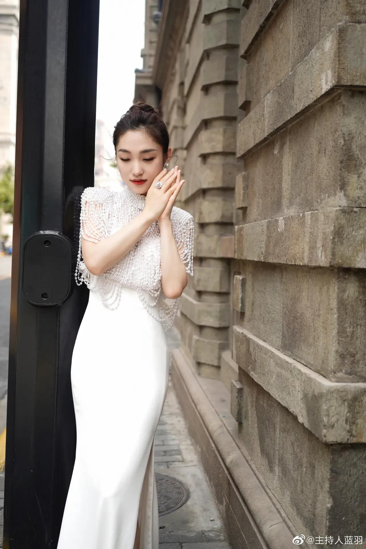 Elegant host Lan Yu - iMedia