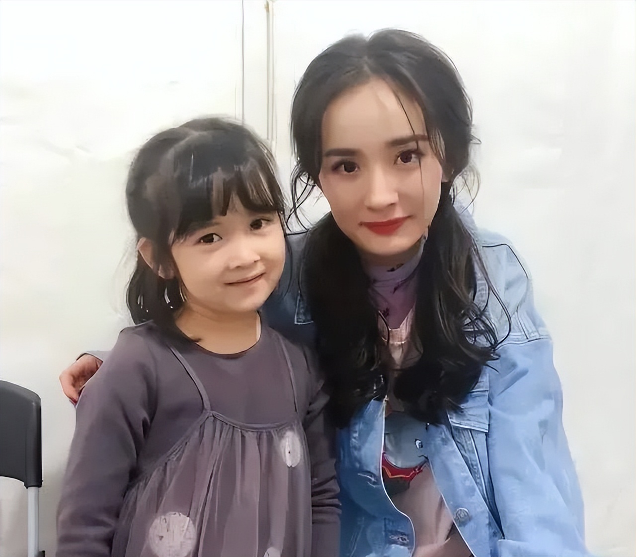 Mother and daughter have a deep love, Xiao Nuomi personally took a beautiful moment for Yang Mi ...