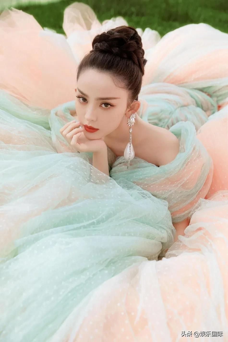 Guli Nazha's new look exposed gradient gauze skirt with stunning beauty ...