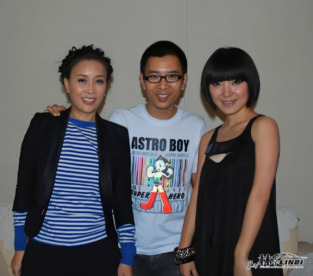 Intimate photo of the queen Naying and her friends Zhang Yu, Sun Nan, Chen Kun, Zhao Benshan and ...