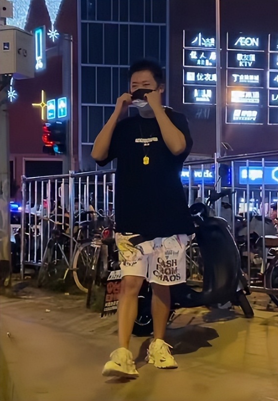 Ren Quan live broadcasted on the street masked, asking for hugs from ...