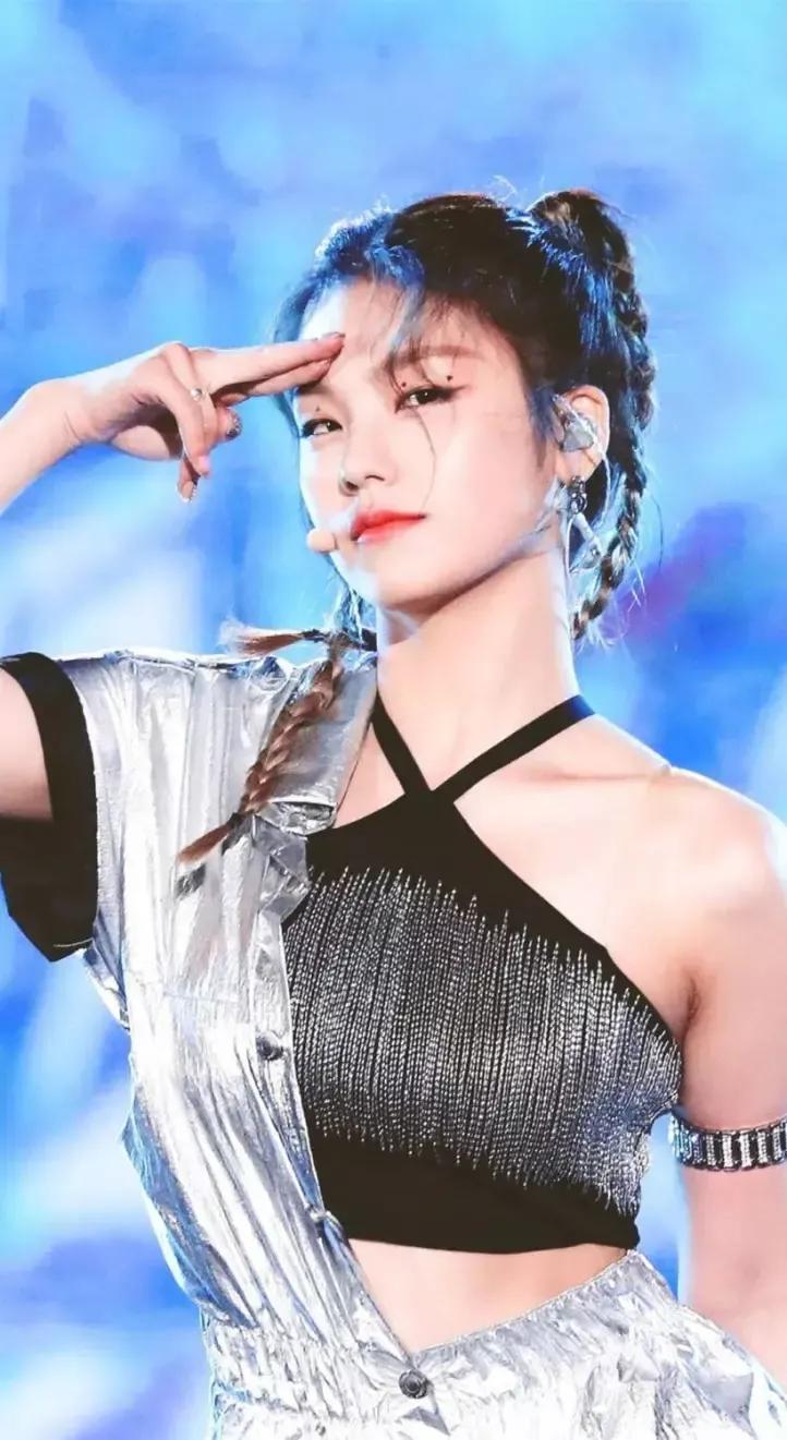 South Korean female singer Huang Lizhi - iNEWS