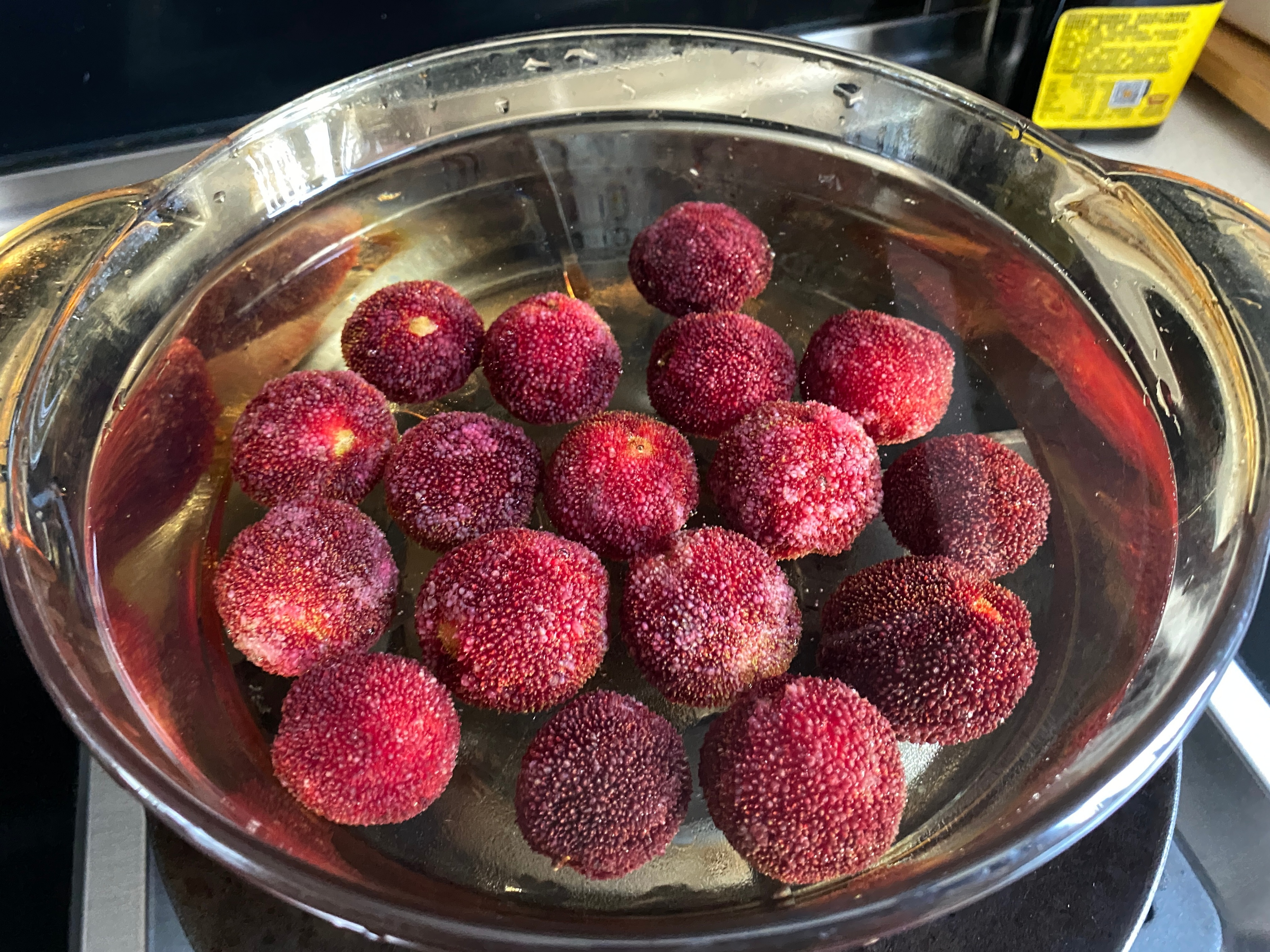 In June, both bayberry and lychee are mature, and they are cooked ...