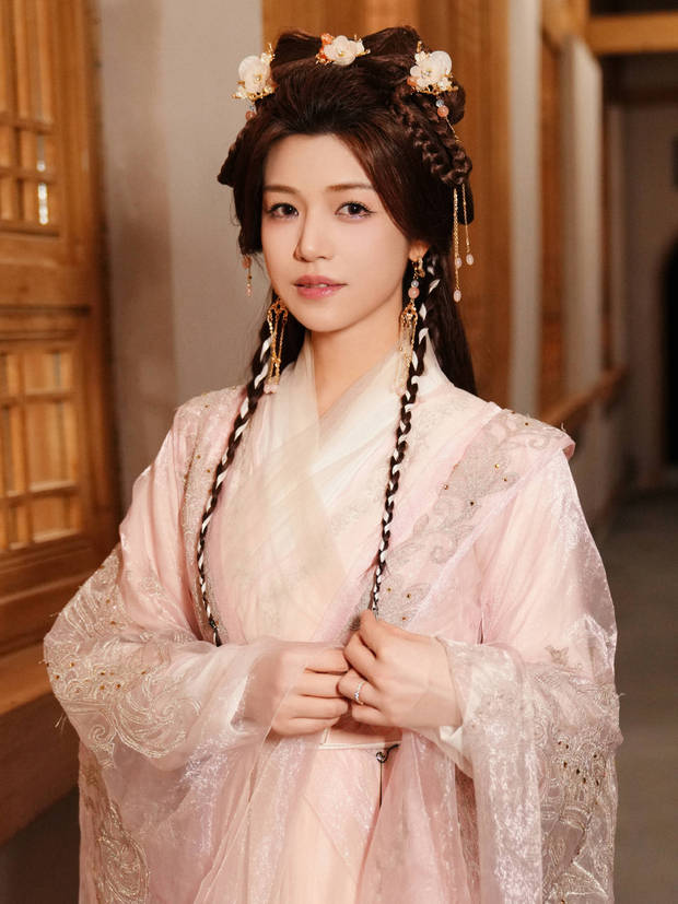 Chen Yanxi's ancient costume photos are gentle and elegant, showing ...