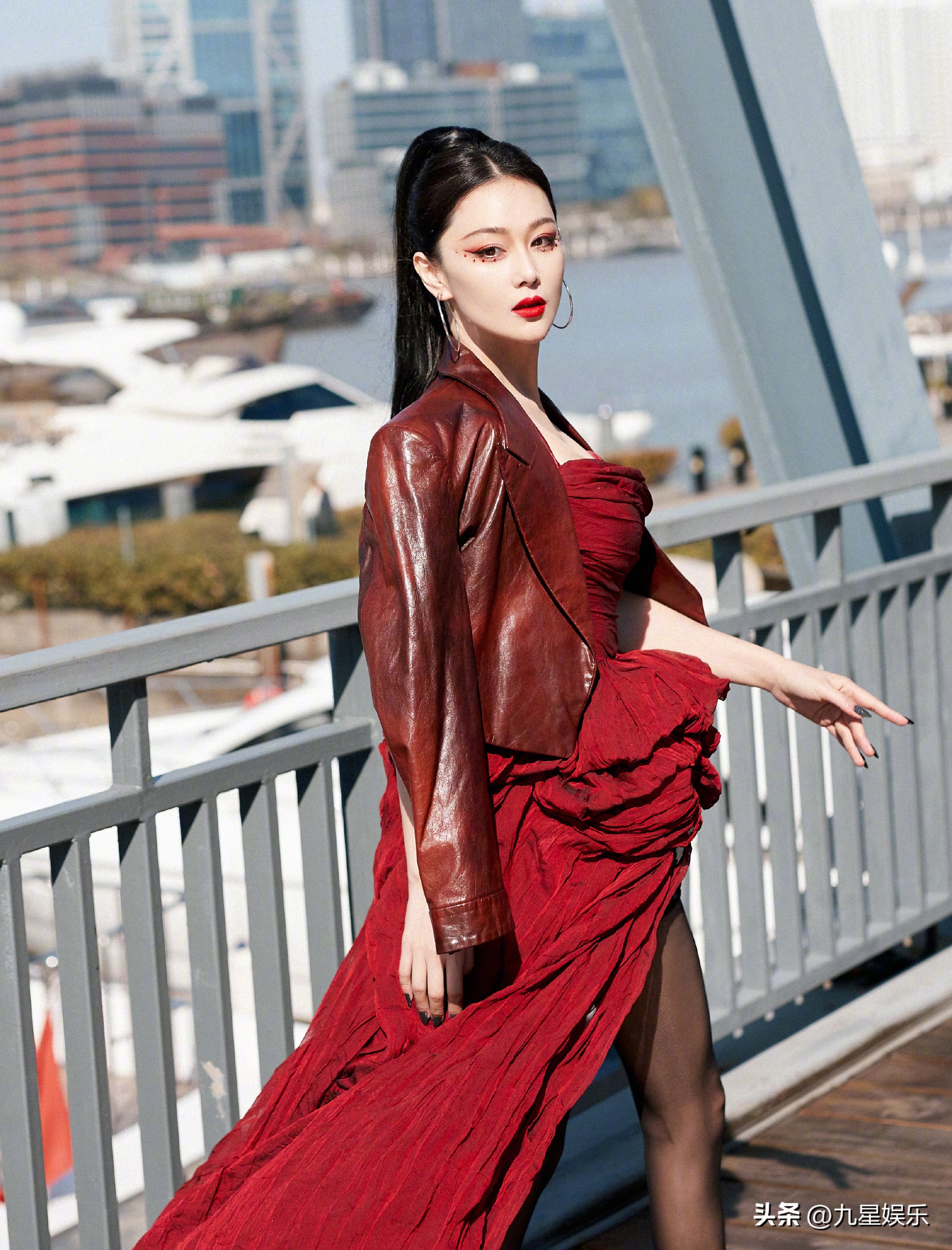 Zhang Xinyu welcomes the spring with a red dress, a rose red dress and a leather jacket, the ...