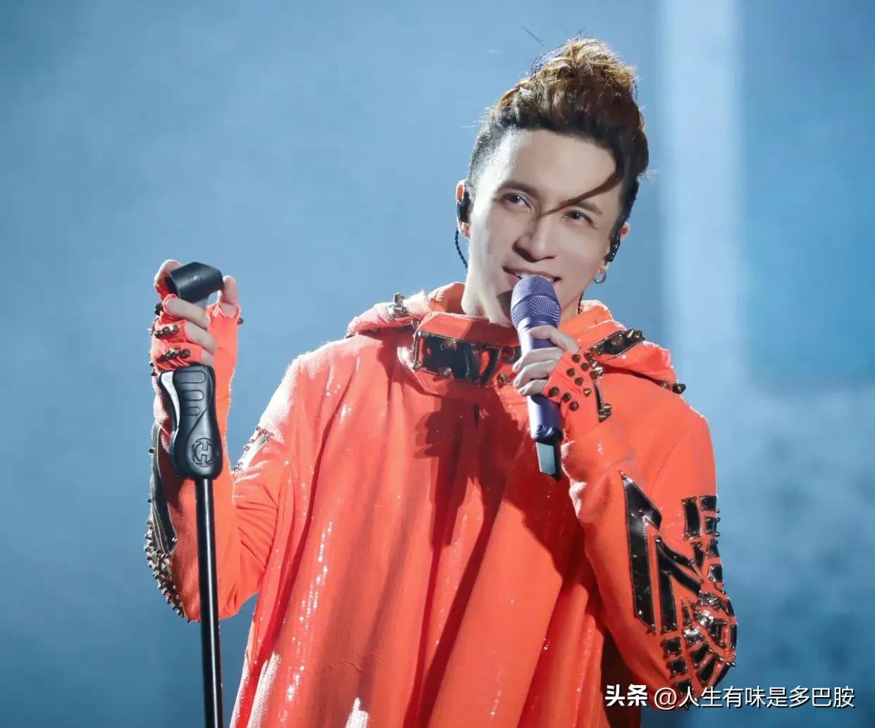 Seeing Luo Dayou, Xue Zhiqian became cautious, with both hands on his ...