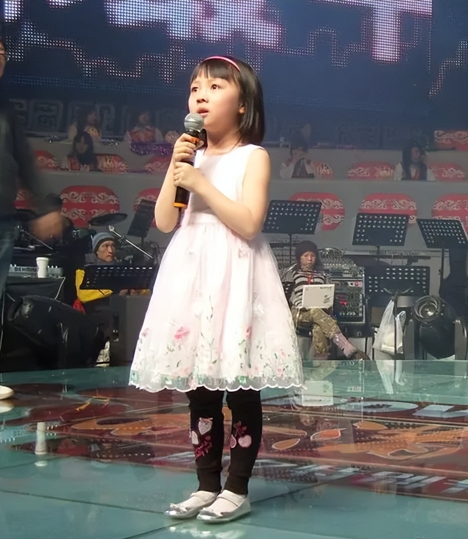 The lives of Lin Miaoke and Yang Peiyi are very different, and it is ...