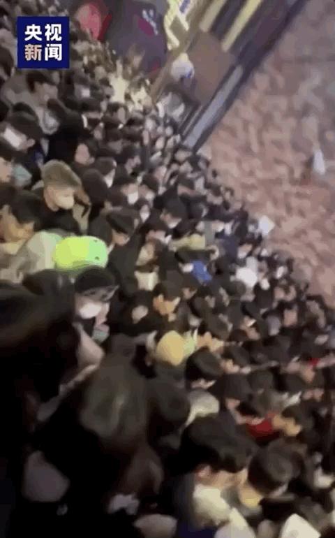 Stampede emergency self-rescue guide: what should I do if I encounter a ...