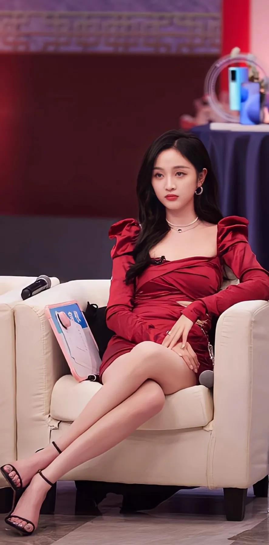 The spokesperson of Rocket Girl, Wu Xuanyi's perfect figure, long legs ...