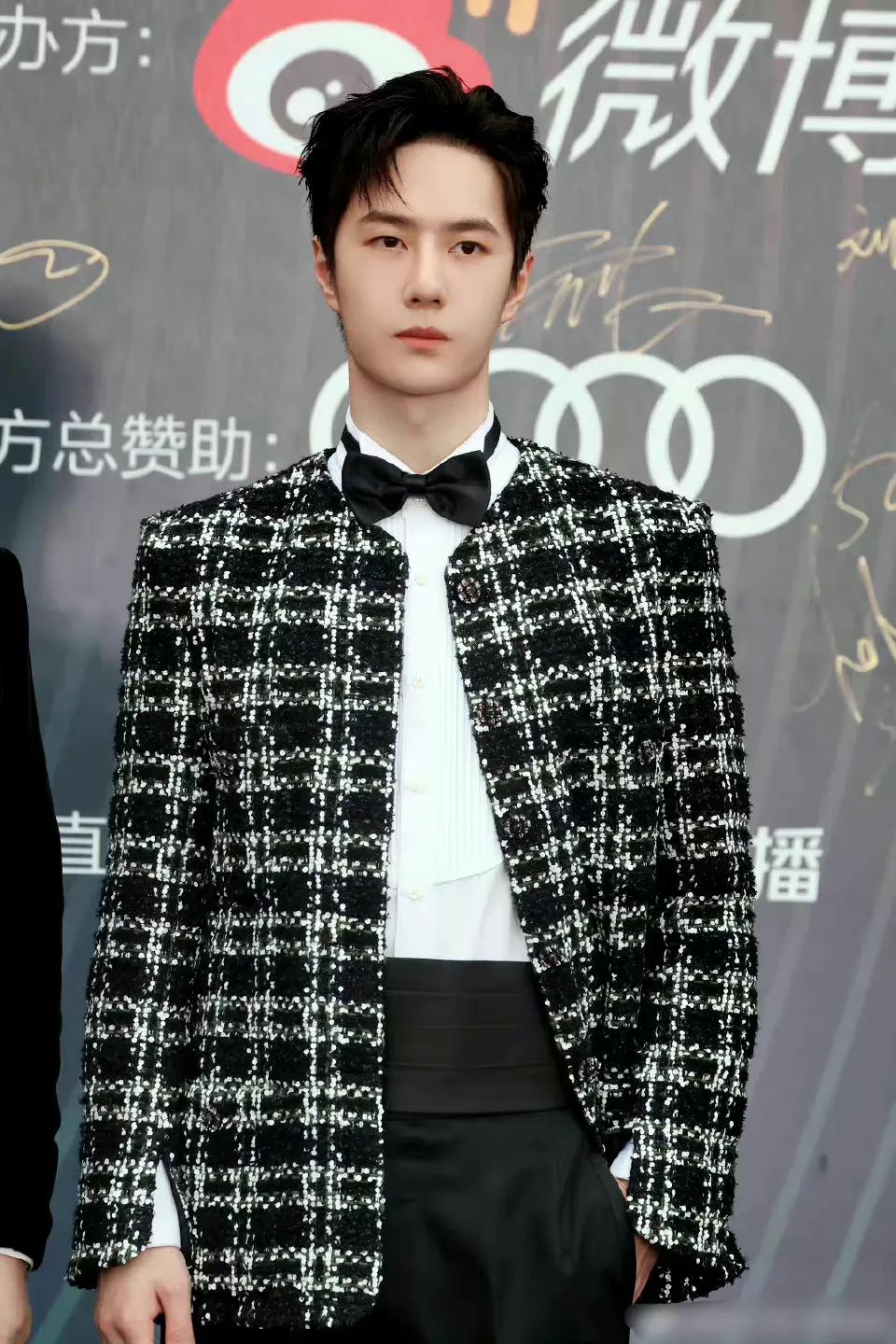 #Wang Yibo's Red Carpet Looking Back# Wang Yibo's Weibo Night Red ...