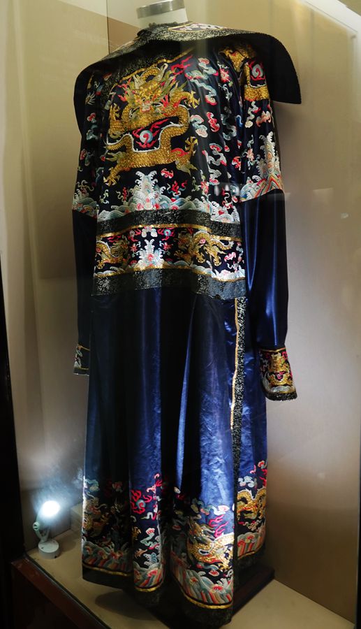 Walk into the mansion of Heshen to explore the secrets, curious to hear ...