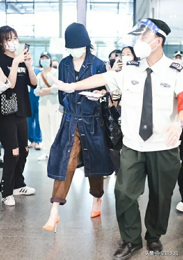 Wan Qian wears a blue hat and a mask to cover her face in a low-key way ...